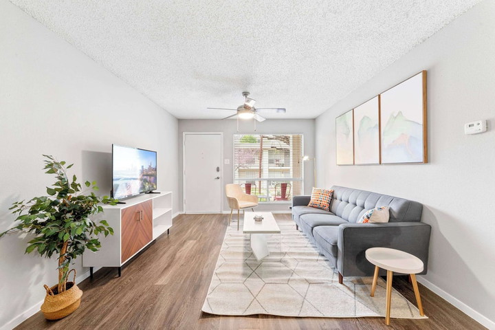 Soco 2br Corner Suite, King Bed, Fast Wifi W/ Pool - Austin, TX