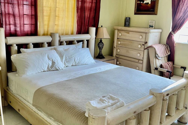Comfortable King Bedroom Flat In Townhome In A Pleasant Hilltop Neighborhood, - Kingston