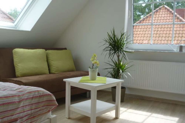 Helle, Freundliche Dachgeschosswohnung Mit Wlan, 15 Min. Fußläufig Zum Strand. - Nordsee