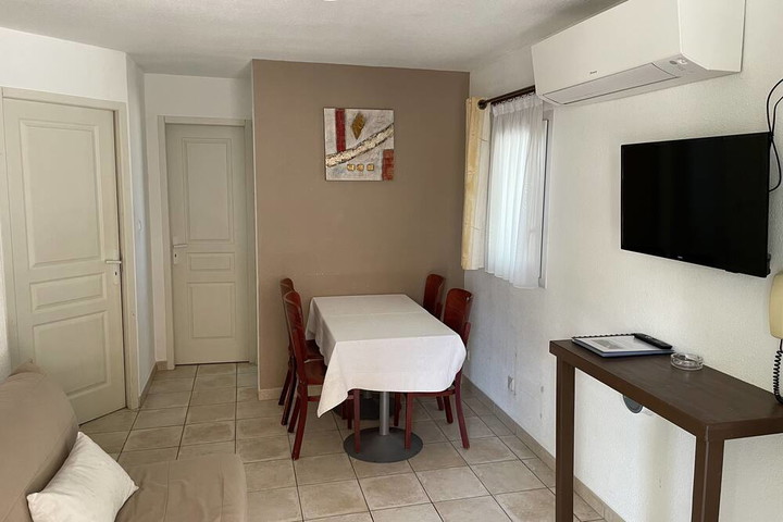 Lodge In A Small Private Residence With Swimming Pool In A Green Setting - Ménerbes