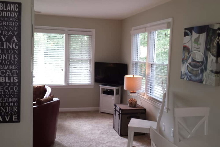 Cozy Cork Cottage Asheville South / Private/secure/quaint/ Near Airport - アシュビル, NC