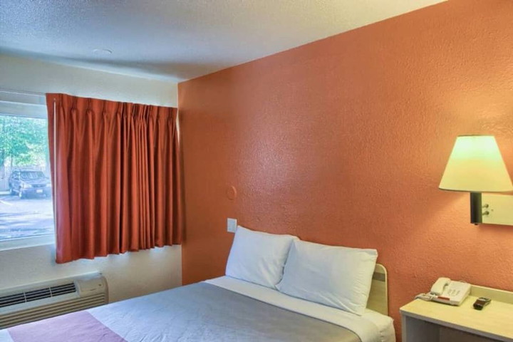 1 Queen Bed | Non-smoking - Everett, WA