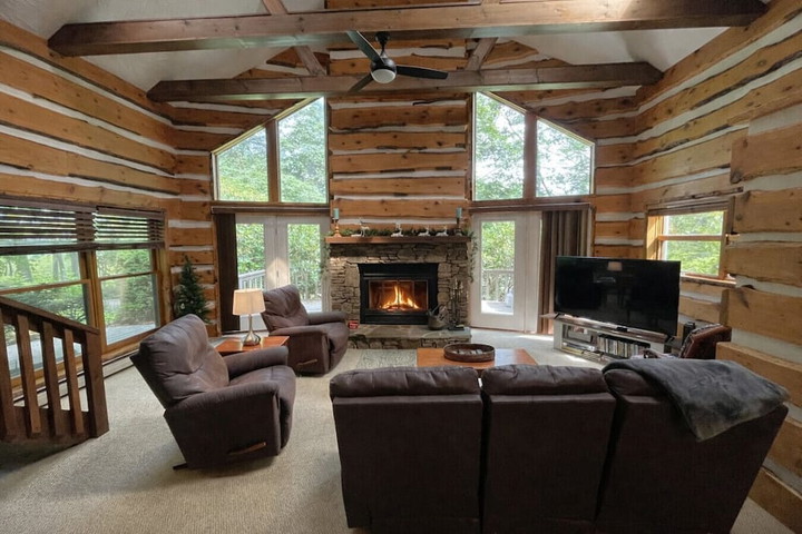 Family Home With Fire Pit, Games & Pool Access - Pennsylvania