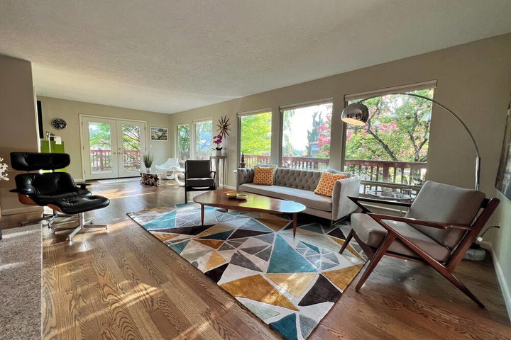 Stunning Mountain-view Mid Century Home W/hi-def Theater, Deck, Parking - Oregon City, OR