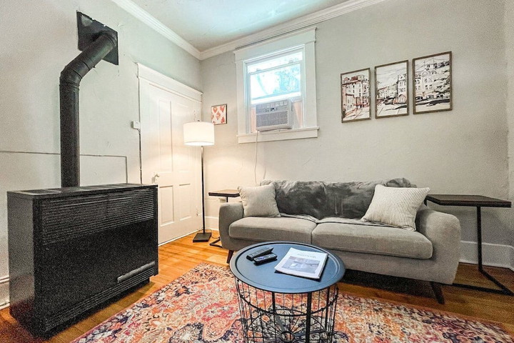 2br Renovated Downtown Cottage | Pet Friendly - Colorado Springs, CO