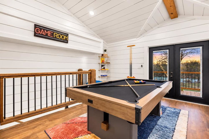 Cozy River Getaway W/ Heated Pool, Pool Table, Kayaks, Fishing | Ev - 브로큰 바우