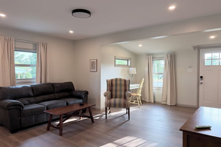 Newly Remodeled, Family-friendly 2-bed Home Conveniently Located Near Shopping. - Butler, PA