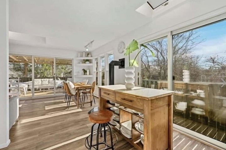 Cozy Sun Drenched Beach Cottage Private Beach & Hot Tub. Year Round Beach Escape - Montauk, NY
