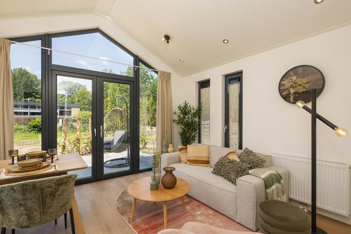 Experience Luxury And Nature In The Tiny Lodge On The Veluwe! Single-storey With 2 Bedrooms, A Fully Equipped Kitchen, Air Conditioning And A Private Hot Tub In The Garden. - Deventer