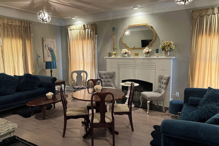 The Palace With Private Hot Tub, Sauna & Fitness Room. - Roswell, NM