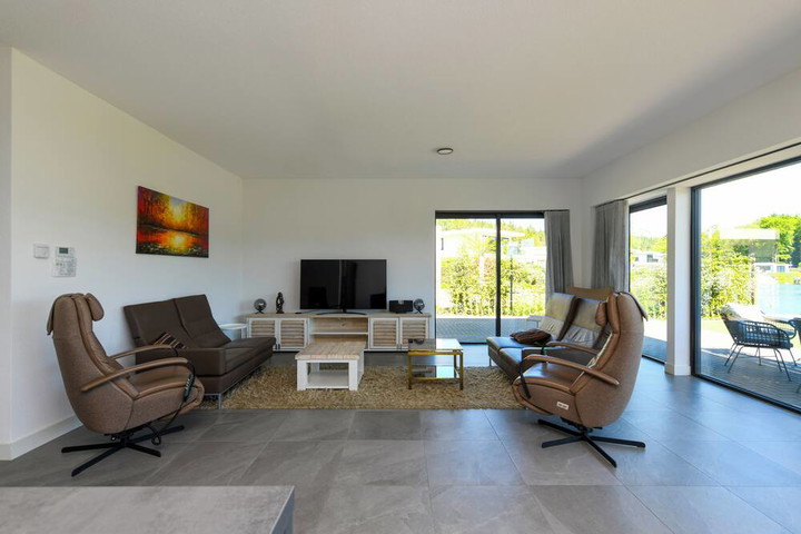 Luxury 8-person Villa By The Water With Private Jetty, Hot Tub And Finnish Sauna. Perfect For A Relaxing Stay! - Lelystad