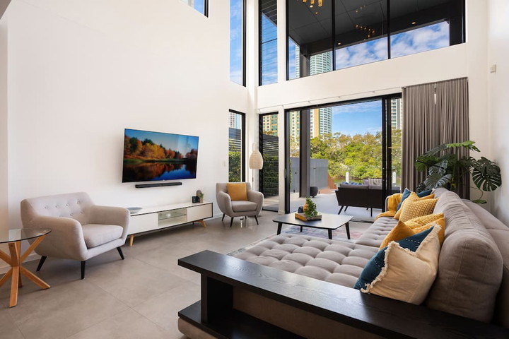 Stunning Waterfront Home In Surfers Paradise. Heated Pool And Pet Friendly - Surfers Paradise