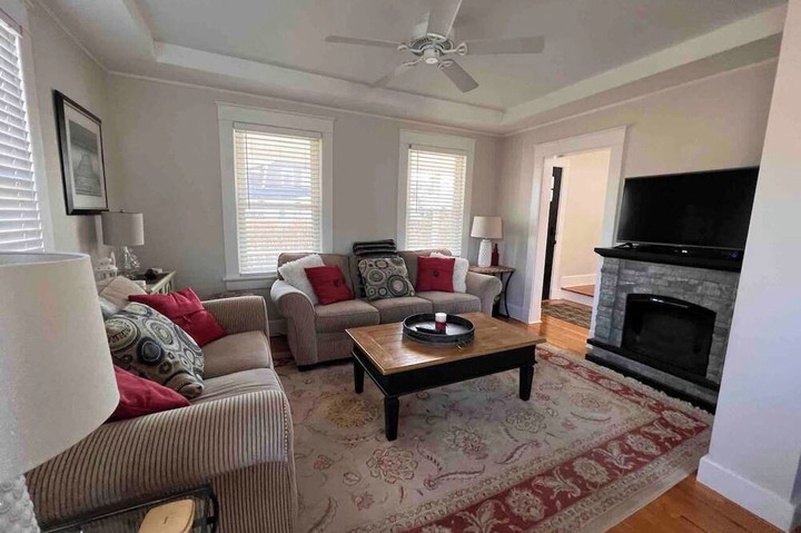 Charming Walk To Downtown Mystic Awaits Your Stay - Stonington, CT