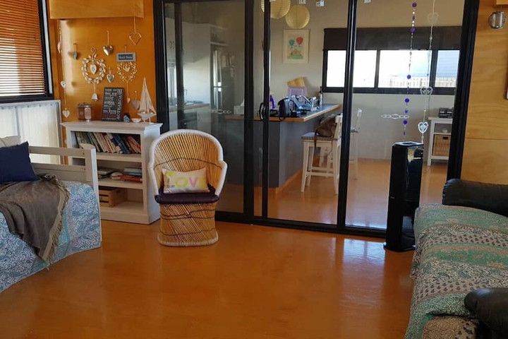 Nyola Beach House - Peppy Beach Retreat - 번버리