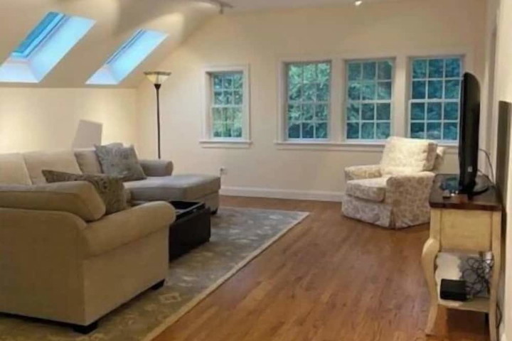 Farm Stay With Horses & Pool With Mountaintop Views - Farmington, CT