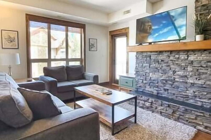 Charming Top Floor 4 Bdrm Condo - Mountain Views!! - Radium Hot Springs