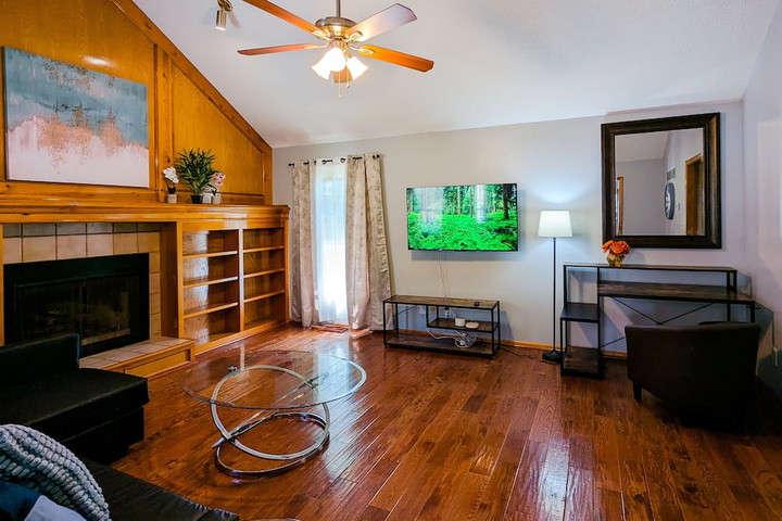 Charming Family Retreat South Overland Park - Belton, MO