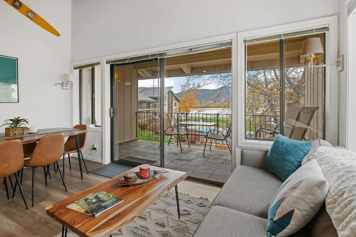 Luxury Lakefront Walk To Dwtwn & Swim/play/ski - Boat Slip - Sandpoint, ID
