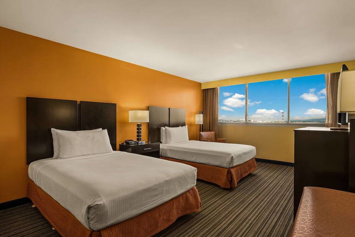 Family Friendly Stay | 2 Double Beds Standard Room | Free Breakfast & Pool - Waipahu, HI