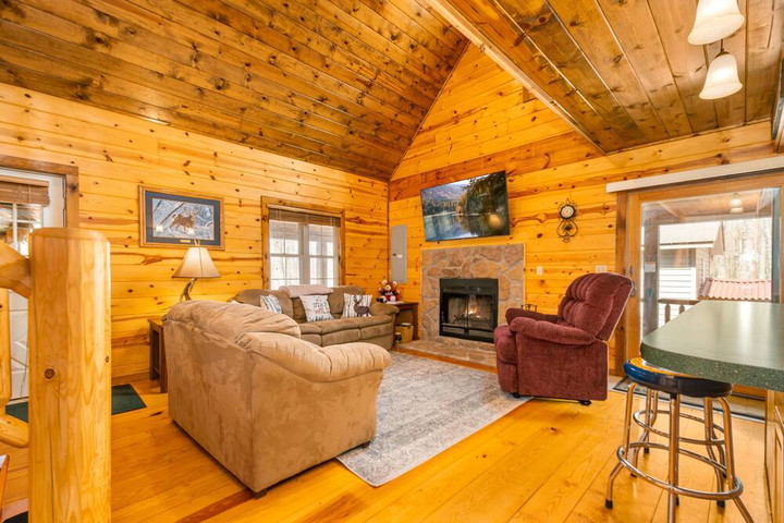 Pet-friendly, Hot Tub, Beautiful Mountain Cabin - Oakland, MD