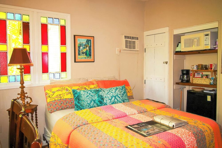 Escape From The Ordinary In A Quirky Eurekan Cottage, Wifi & Ac- Sam's Workshop - Arkansas