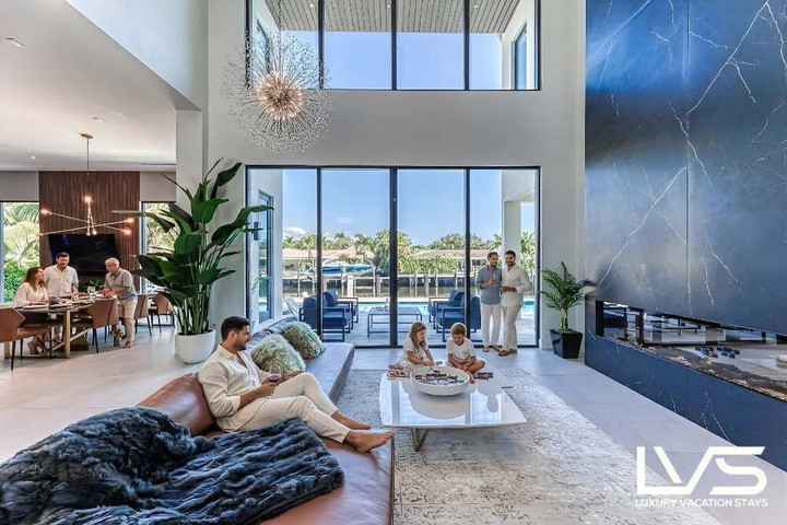 Lvs Villa Bella -Ultra Luxe 100ft Waterfront Villa 5min2beach - Coconut Creek, FL
