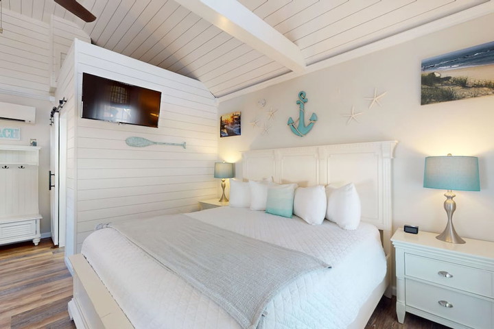 Coastal Estate Private Cottage With King Bed & Pool Access - Cape May, NJ
