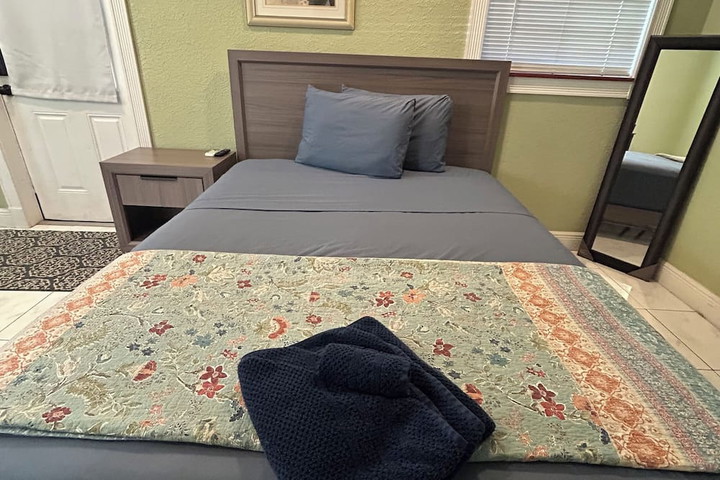 Beautiful Lake Front Guesthouse Close To I95 - North Miami, FL