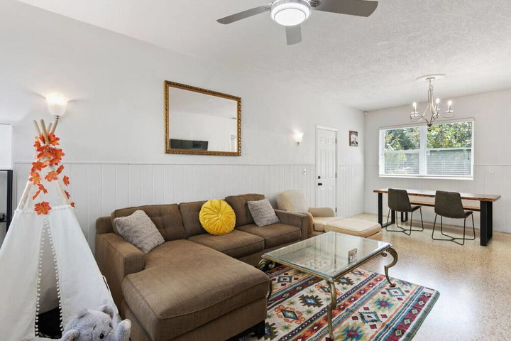 2 Bedroom Cozy House Near Barry University - North Miami, FL