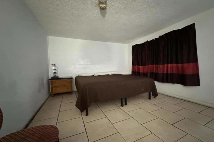 Orlando | King Bed Smoking - Orlando, FL