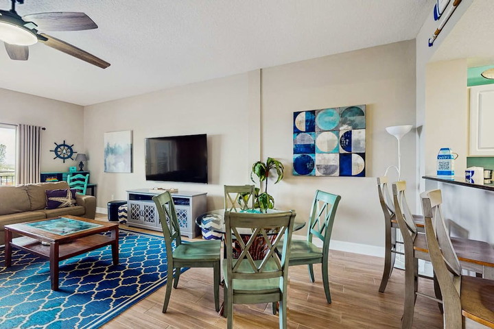Intracoastal View Condo With Pool Hot Tub And Marina Access Walk To Beach - Treasure Island, FL