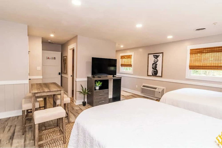 Zambezi, A Cozy Stay For Four In The Lodge Of Karoo At Smith Mountain Lake - Smith Mountain Lake, VA