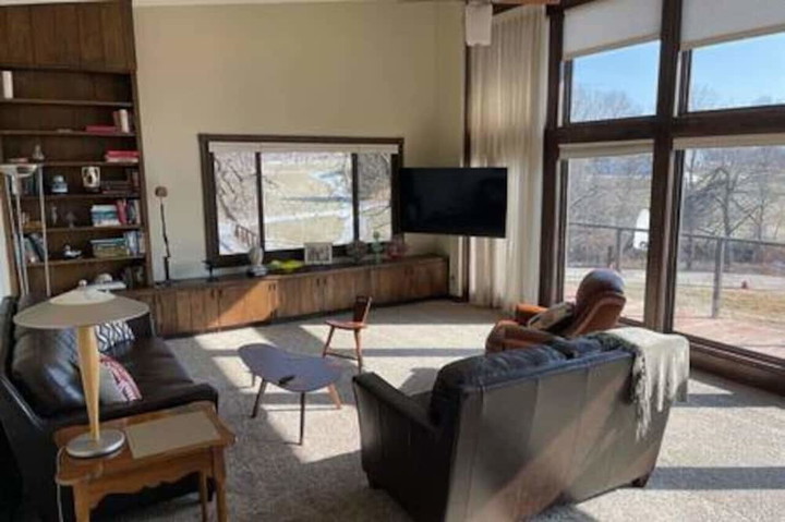 Beautiful Home In Town Acreage - Altoona, IA