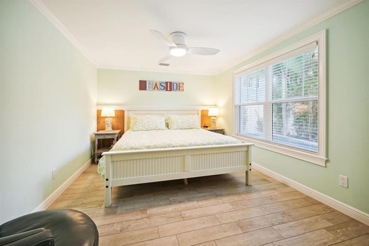 Island Cottage With Open Living Area, Pool, Ground Floor Very Close To Beach Located In Holmes Beach - Anna Maria, FL