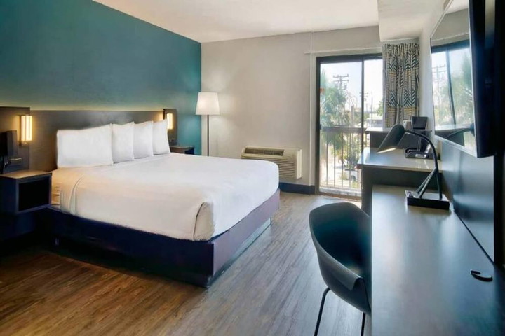 1 Queen Bed | Smoking - Redondo Beach, CA