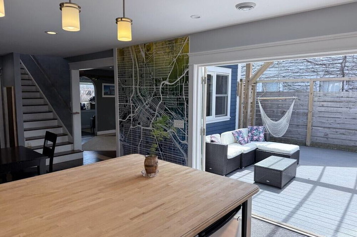 Heart Of Ne Arts District | 4br | Deck + Skylights - Minneapolis, MN