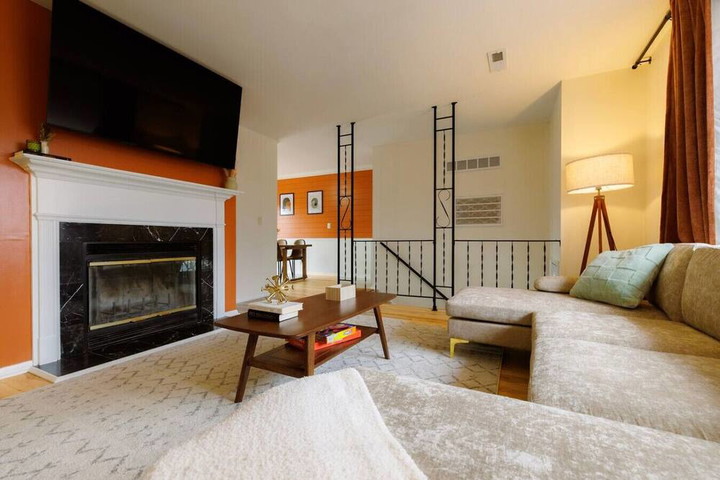 Cozy Long Stay Home | Near Downtown + Workspace - Peoria, IL