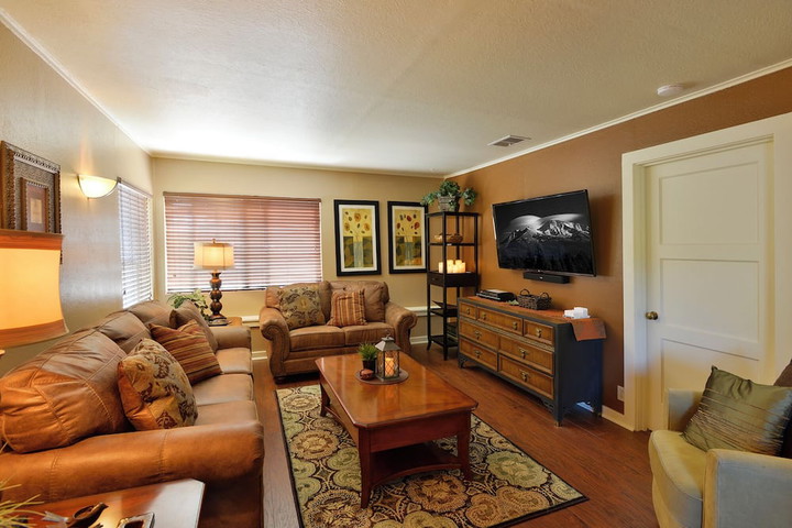 4 Homes In Downtown Mt. Shasta Sleeps 24!! - McCloud, CA