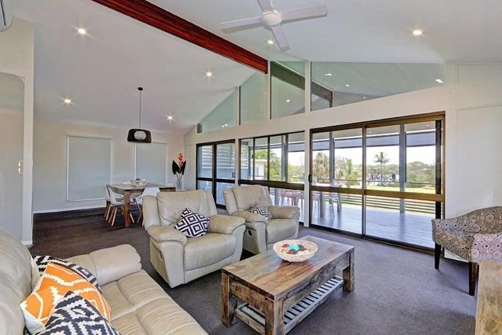 Executive Style Spacious Home, 90 Metres To Patrolled Beach - Bargara
