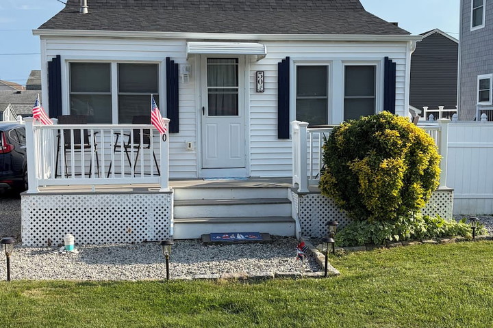 Pnw Funky 1970s Home With Lots Of Windows, Quiet Road, Fenced Yard. - Bremerton, WA
