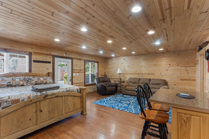 Mr Hills Mercantile Cabin With A Hot Tub - Alabama