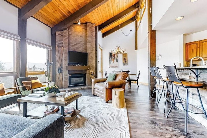 Stylish Steamboat Chalet Near Lifts With Hot Tubs, Pool, Shuttle & Washer/dryer - Steamboat Springs, CO