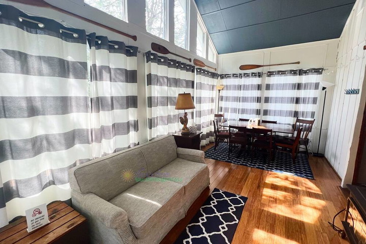 Waterfront Home And Guest Cottage On Lake Leelanau. Dog Ok. Sleeps 11. - Leland, MI