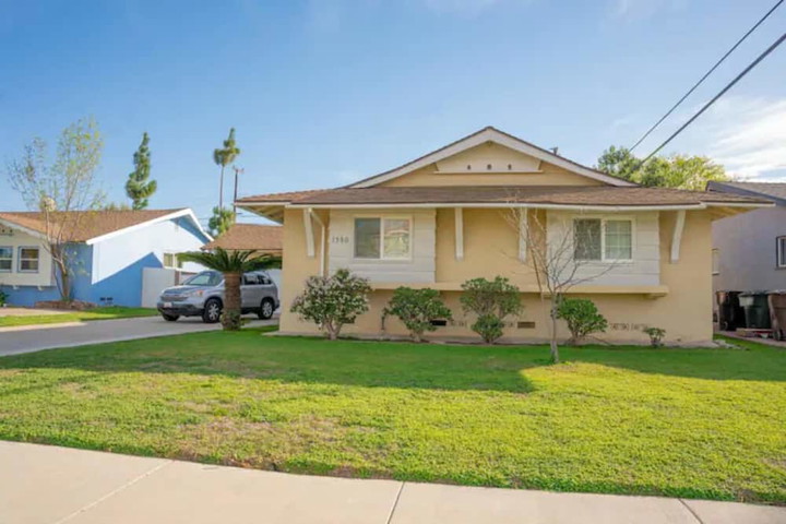 Cozy Cottage Home-3 Bedrooms/2 Bath- 1 Mile To Disney Parking Tram - Placentia, CA