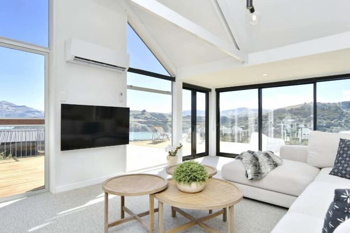 Akaroa Harbour View-experience Tranquility In Newly Renovated 3-bedroom Home - Akaroa