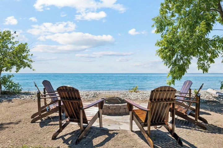 Luxury Lakefront Retreat | Private Beach | Hot Tub | Sauna | Watercrafts - Bowmanville