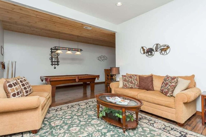 Massanutten Log Home Near Slopes, 2 Master Suites, Hot Tub, Pool Table, Views - Harrisonburg, VA