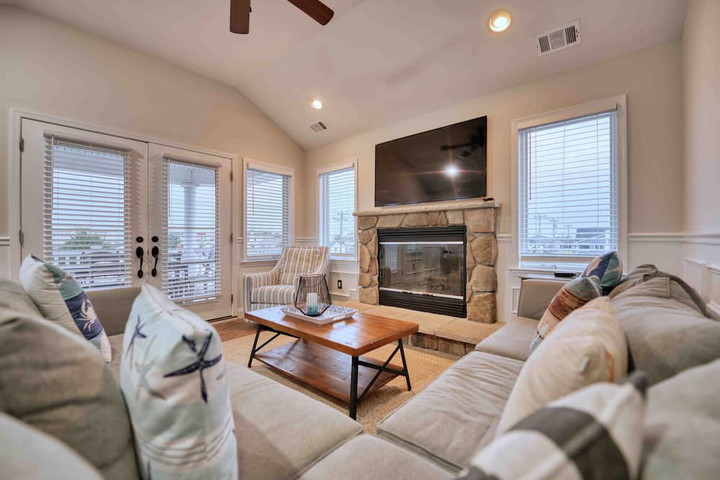 Beachside 8br  1 Block From Ocean - Long Beach Island, NJ