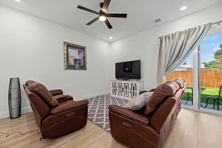Modern Dallas Home Near Love Field & Medical District - Carrollton, TX