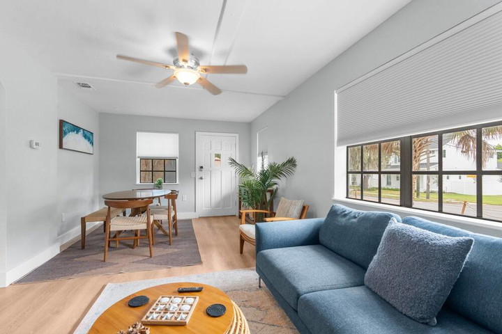 Sunset Bungalows - Triplex With Fenced Yard, Heated Pool, And Near Beach And Dt - Dunedin, FL